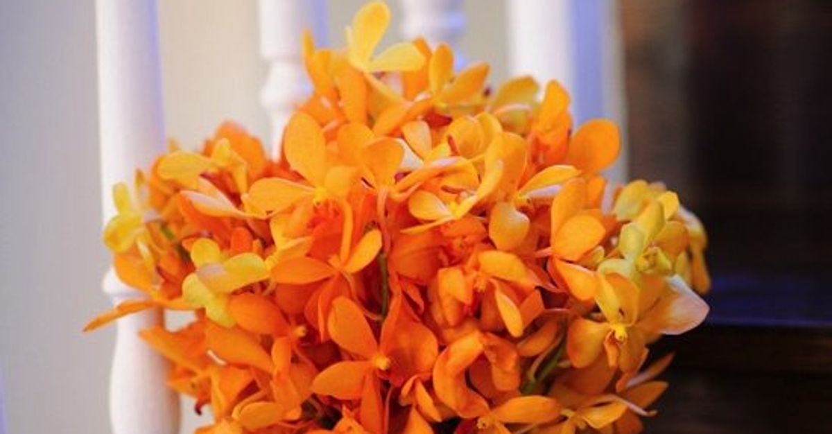 25 Single-Flower Arrangements We Love - Weddingbells